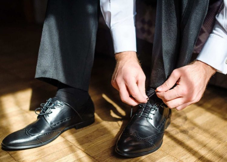 Para Pria Wajib Coba, 5 Jenis Sepatu Ini Bisa Bikin Tampilan Makin ...