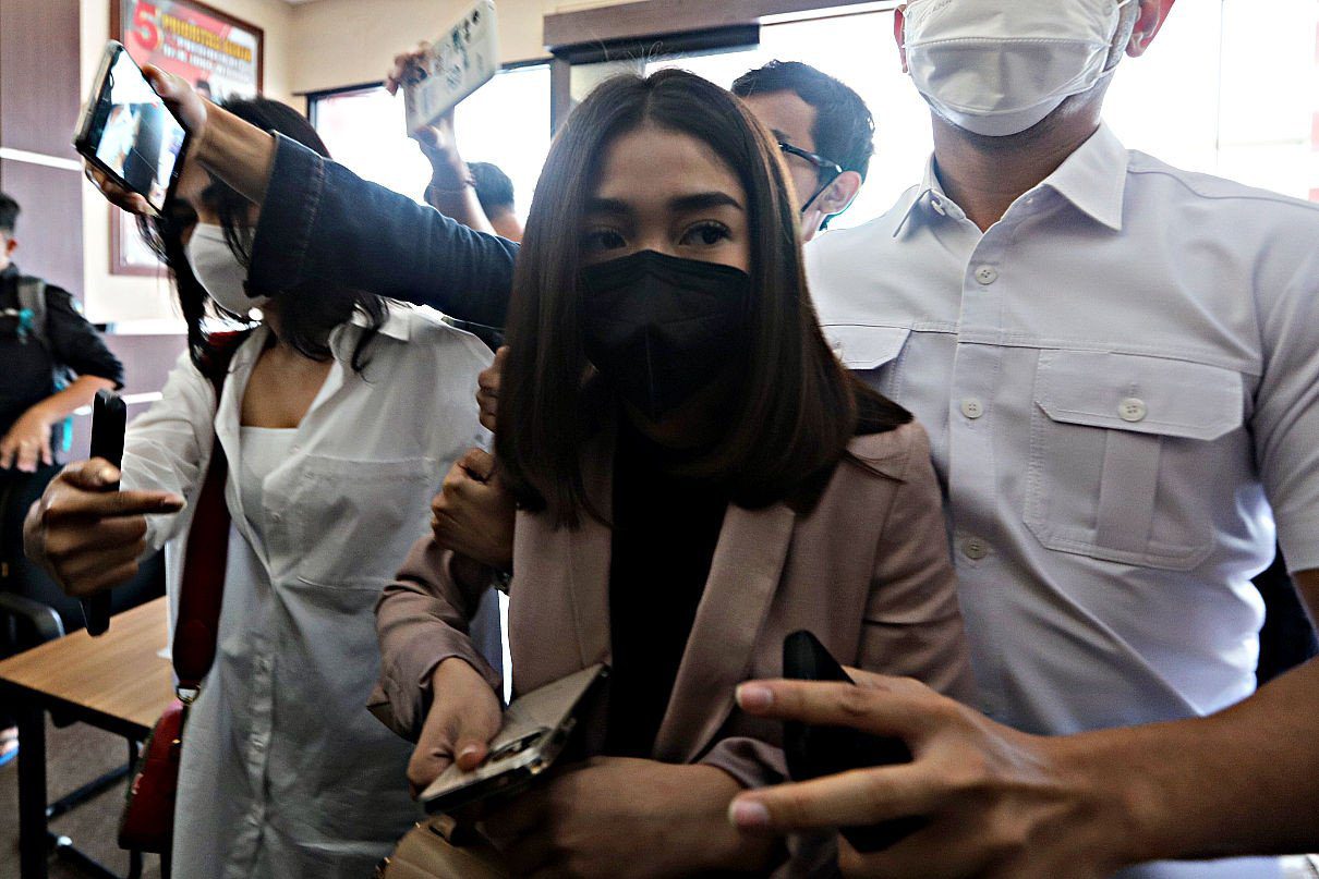 Chandrika Chika Di Periksa Kasus Pengeroyokan Putra Siregar Dan ...
