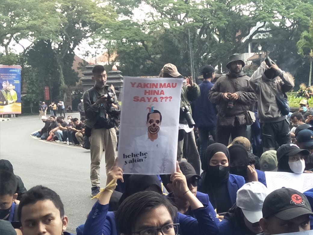 Demo BBM, Mahasiswa di Kota Malang Bawa Poster Editan Jokowi: 'Yakin ...