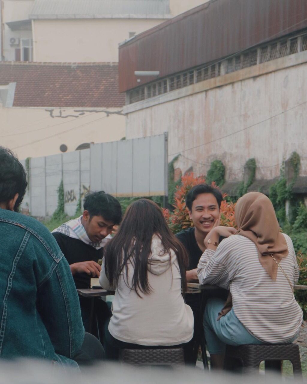 Ngopi Unik, Suguhkan Tempat Ngopi Dekat Rel Kereta Api