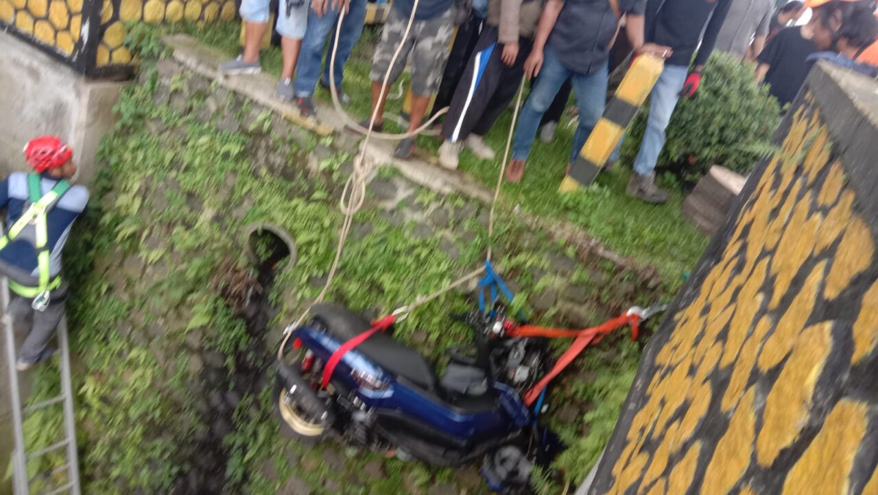 Butuh Waktu 89 Menit, Ini Proses Evakuasi Pengendara dan Motor Nyungsep ...