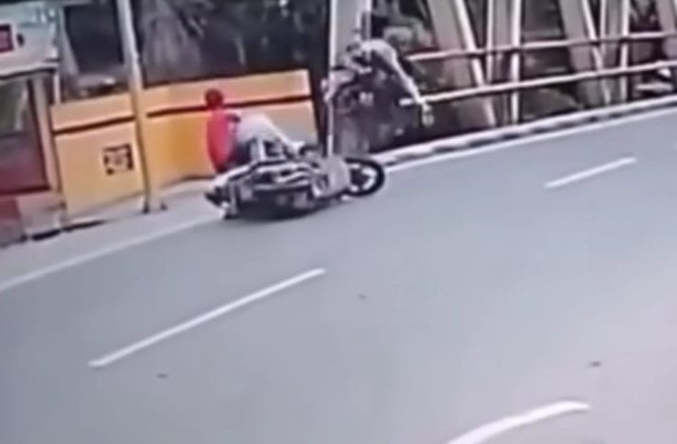 Video Tabrakan Dua Motor Hingga Terpental dan Hampir Jatuh Dari ...