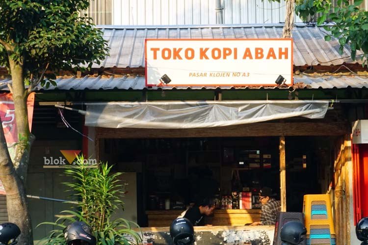 Toko Kopi Abah, Kedai Kopi Pagi Langganan Para Pekerja Keras