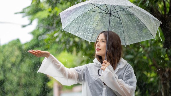 Musim Hujan Apa Tetap Perlu Pakai Sunscreen? Ini Penjelasan Ahli