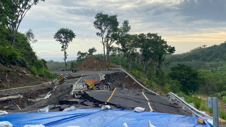 Jalan di JLS Ambles, Akses ke Pantai Modangan Ditutup Total