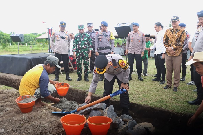 Kapolresta Banyuwangi Letakkan Batu Pertama Pembangunan Aula Brimob di ...