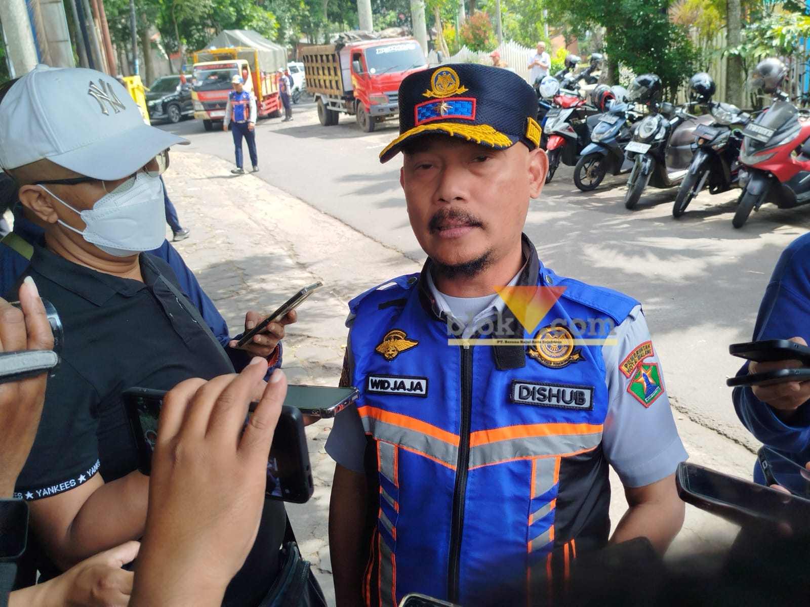 Plang Barcode QRIS untuk Bayar Parkir di Pasar Oro-Oro Dowo Rusak