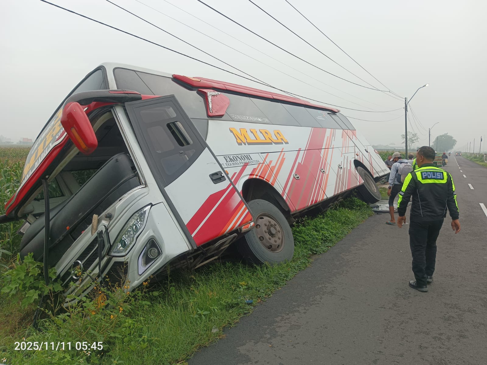 Bus Mira Kecelakaan Tunggal di Jombang, Sopir Luka